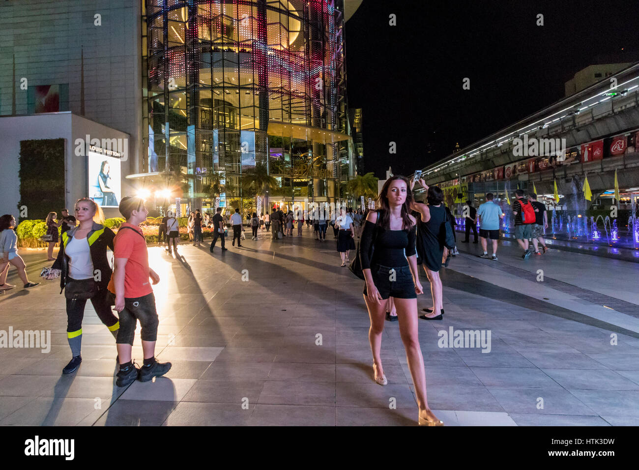Siam paragon bei nacht -Fotos und -Bildmaterial in hoher Auflösung – Alamy