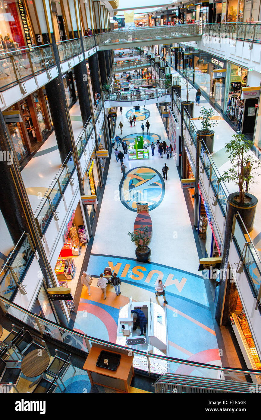 Alexa shopping mall berlin -Fotos und -Bildmaterial in hoher Auflösung ...