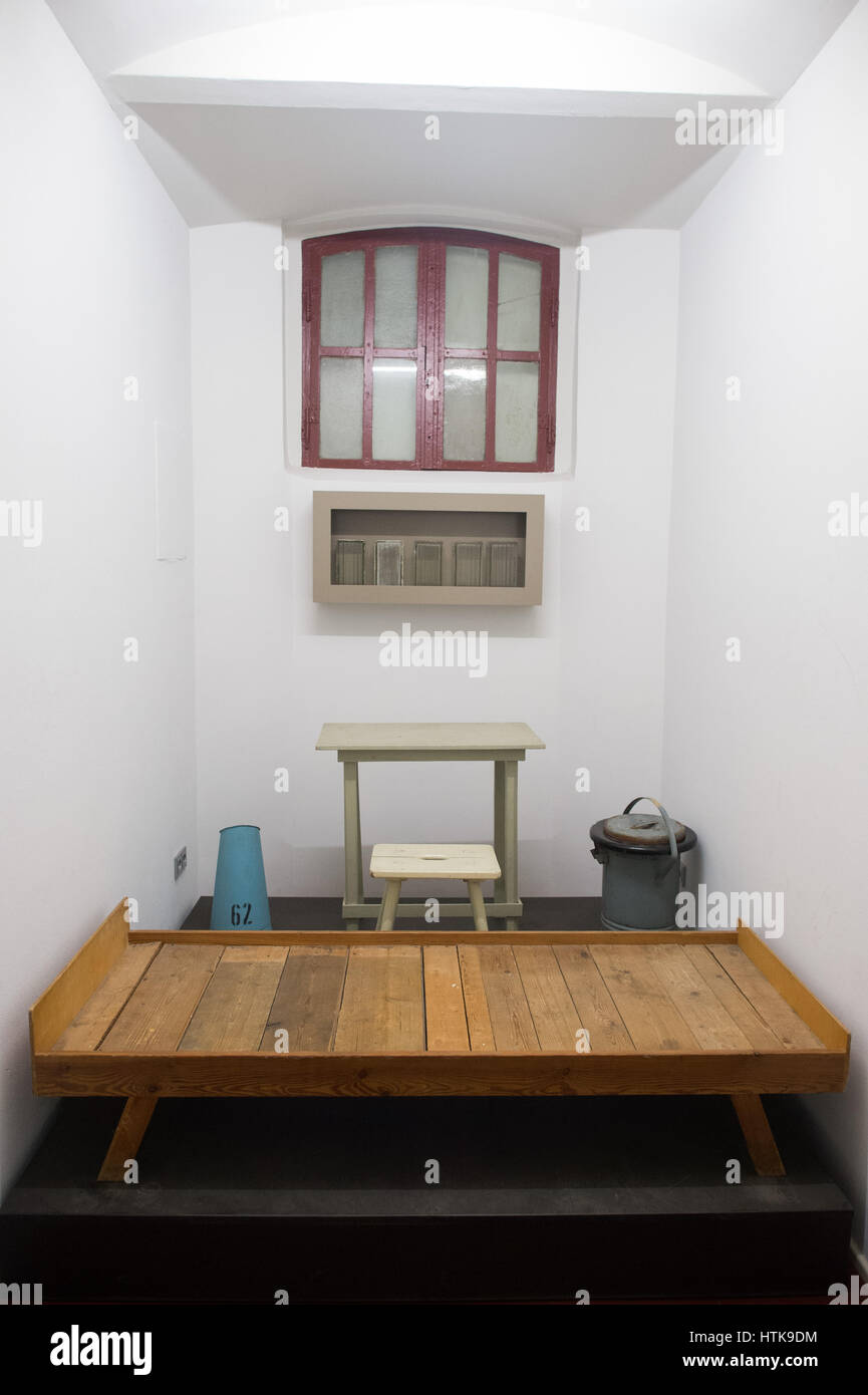Prison cell east german prison -Fotos und -Bildmaterial in hoher ...