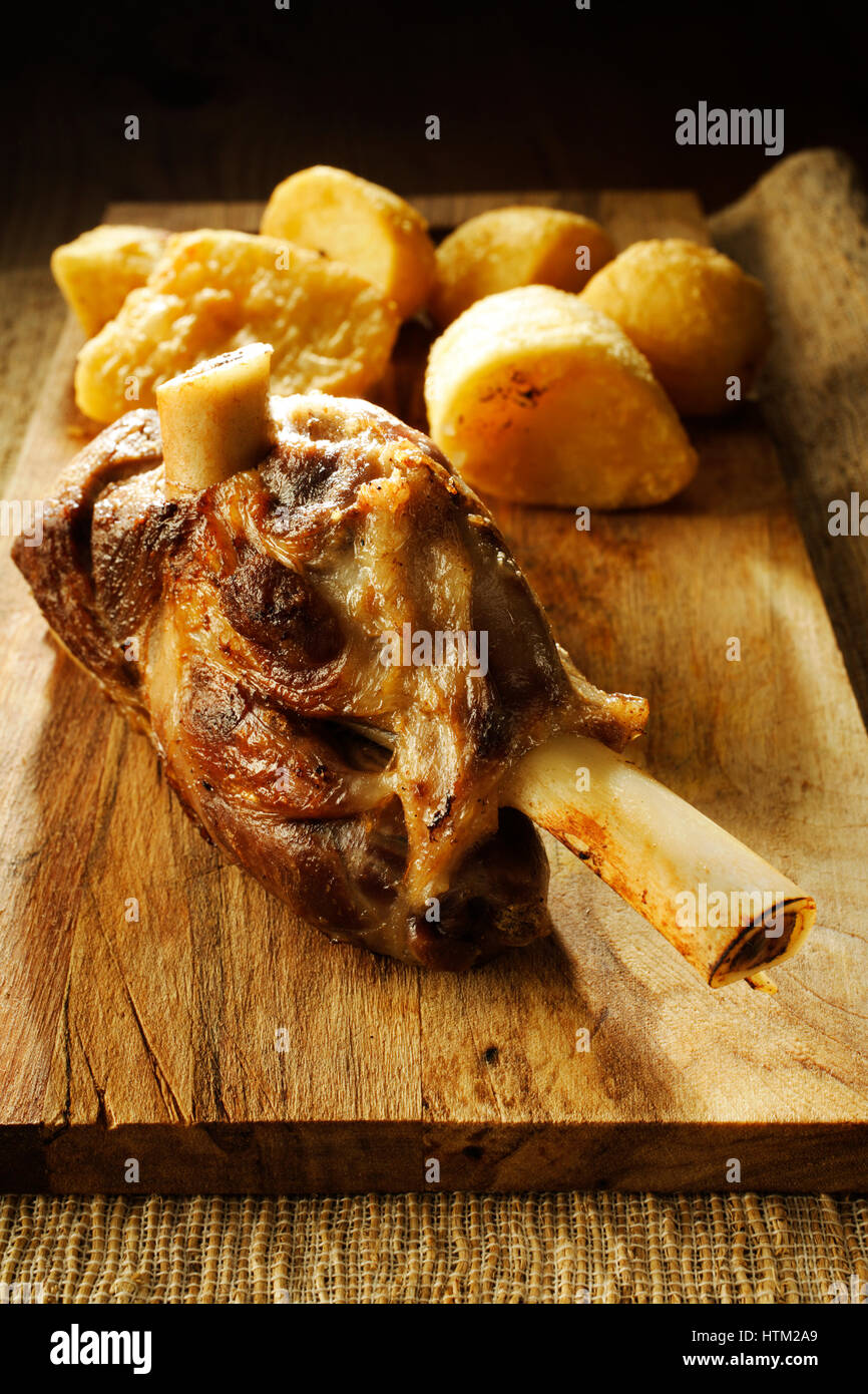 Knochenmark essen -Fotos und -Bildmaterial in hoher Auflösung – Alamy