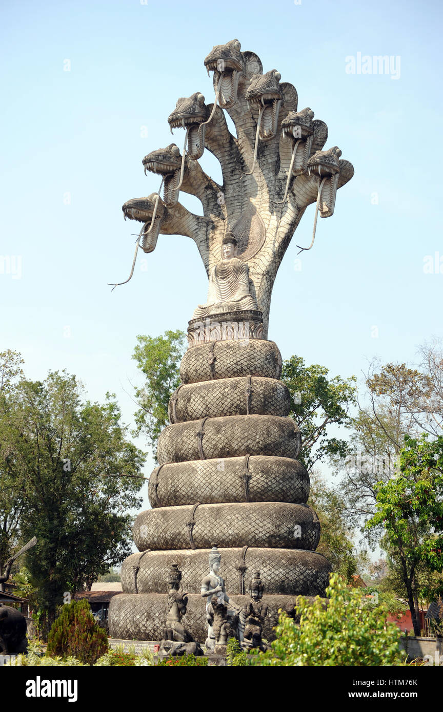 Unter der Leitung von sieben Schlangen-Statue inspiriert von Buddhismus ...