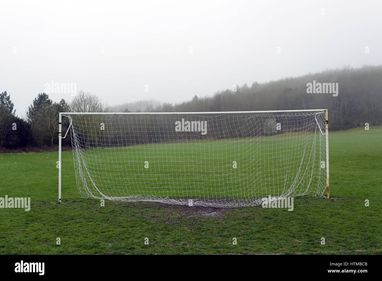 Muddy soccer field -Fotos und -Bildmaterial in hoher Auflösung – Alamy