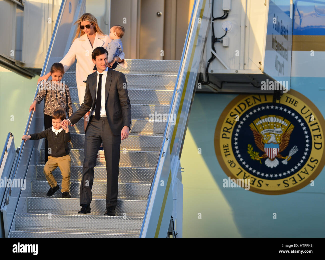 Jared Kushner und seine Frau Ivanka Trump walk of Air Force One mit ...