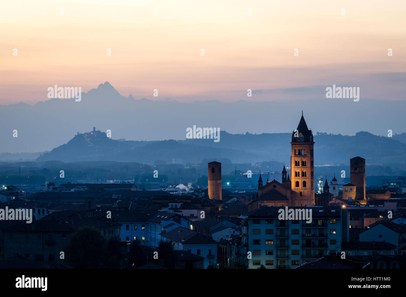 Duomo di alba langhe -Fotos und -Bildmaterial in hoher Auflösung – Alamy