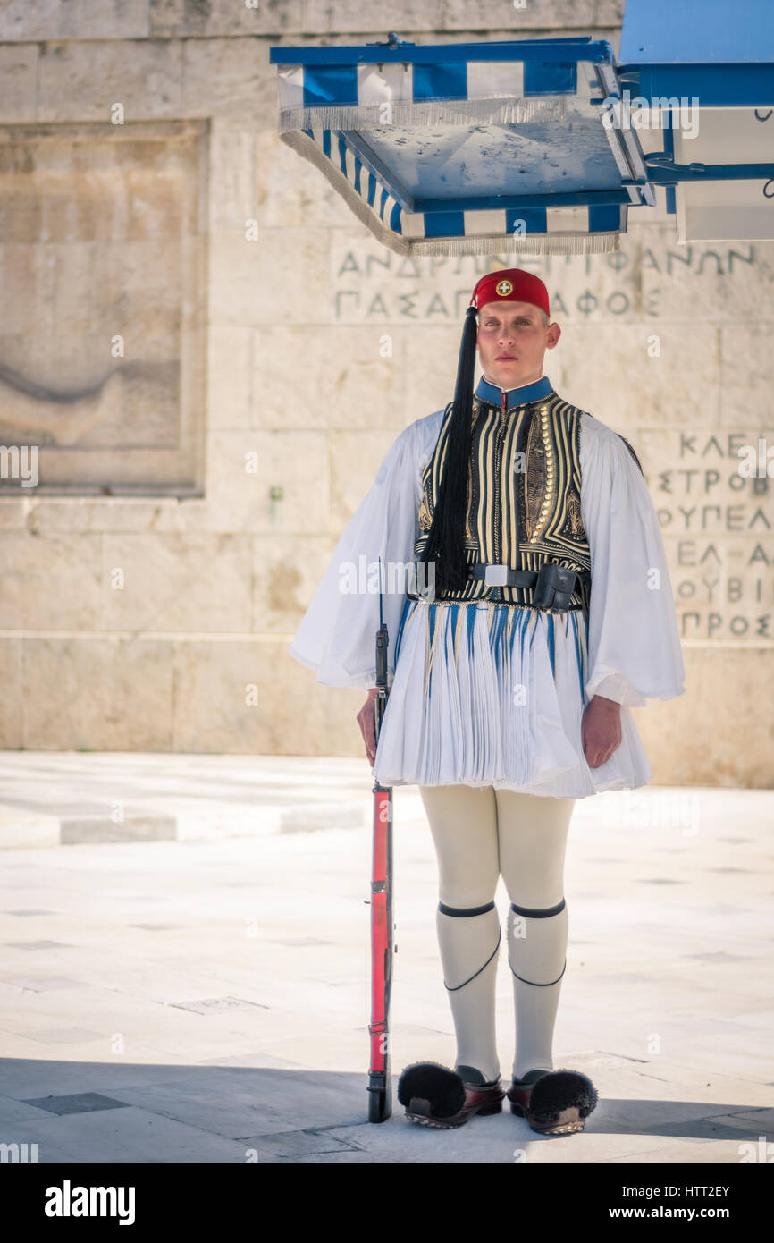 Athen, Griechenland - 5. März 2017: Evzonas gekleidet in traditionellen ...