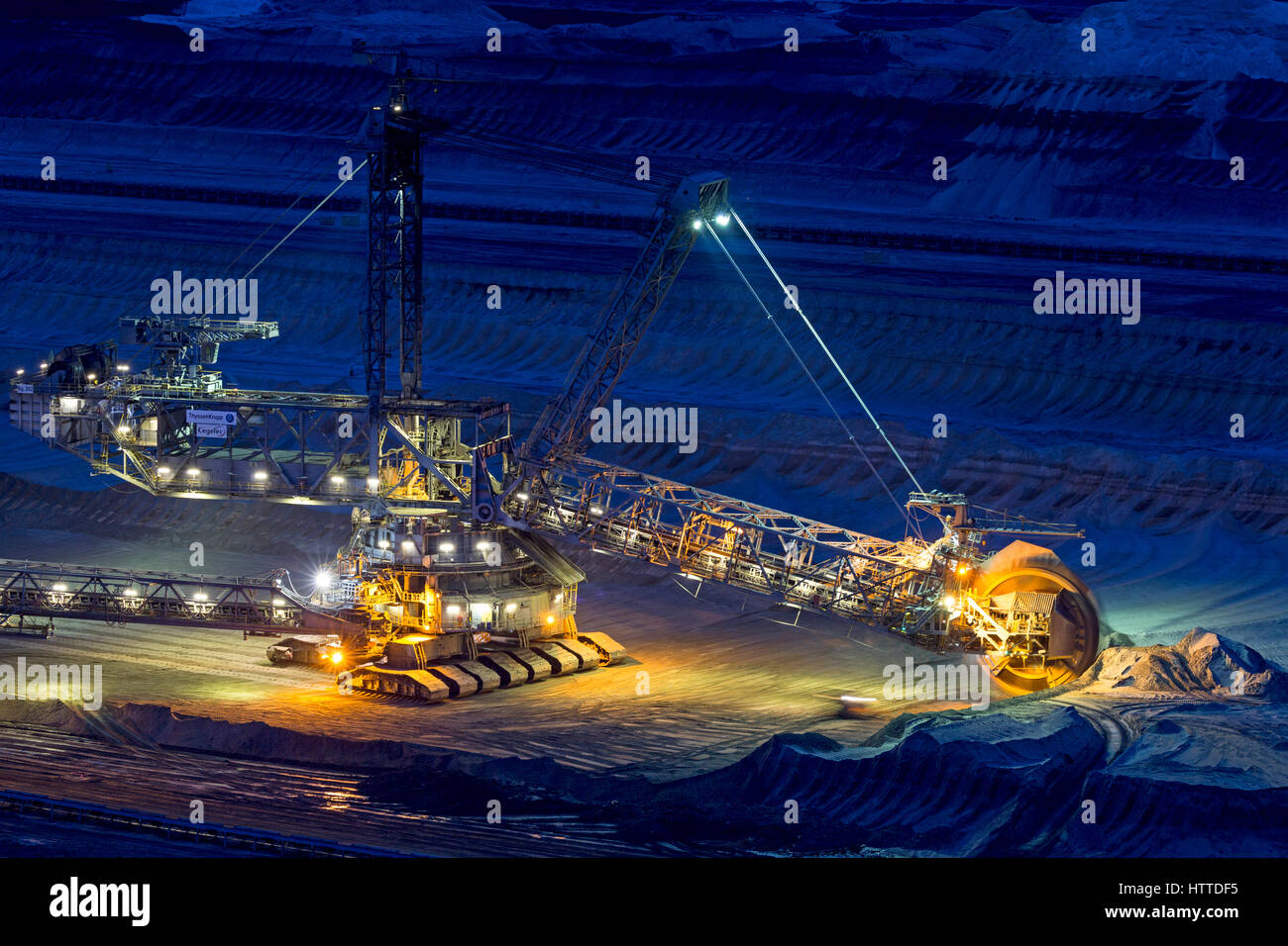 Schaufelrad Bagger in Garzweiler Tagebau Braunkohle Mineat Nacht ...