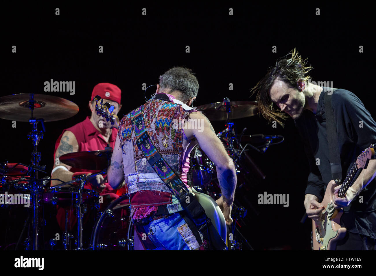 Red Hot Chili Peppers Führen Auf The Getaway World Tour Im Air Canada Centre In Toronto