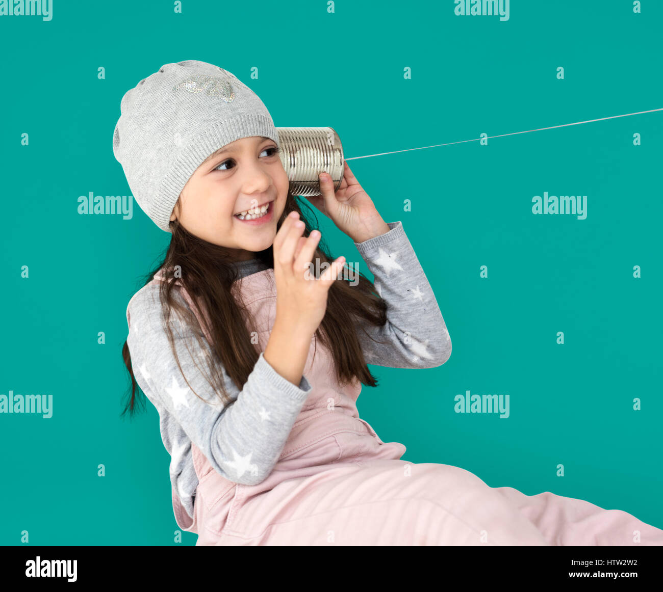 Mädchen mit blechdose telefonieren -Fotos und -Bildmaterial in hoher Auflösung – Alamy