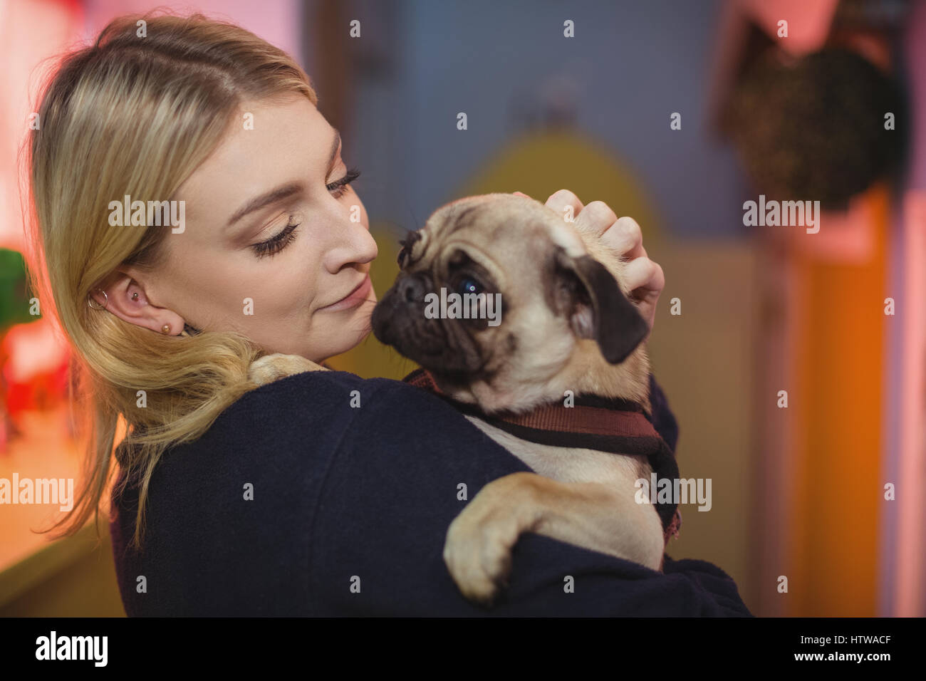 Frau mit mops -Fotos und -Bildmaterial in hoher Auflösung – Alamy