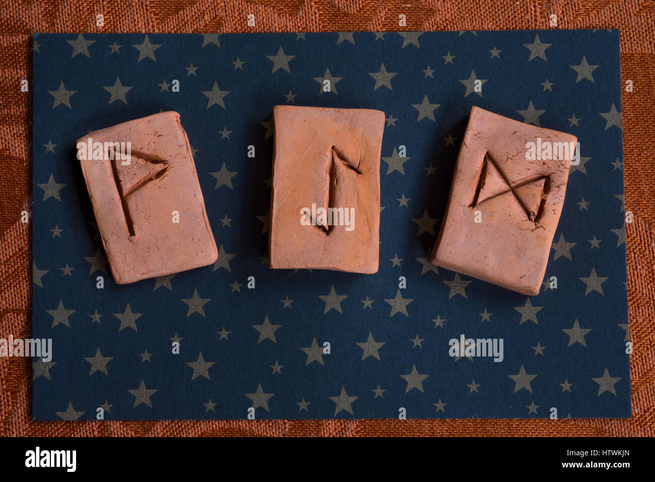 Drei nordischen Runen, Wunjo, Eihwaz und Dagaz angelegt auf einem ...