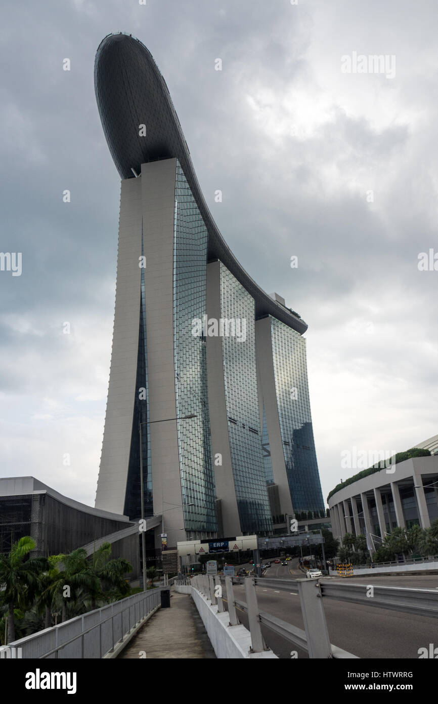 Marina Bay Sands Hotel-Komplex mit einem Infinity-Pool auf dem Dach ...