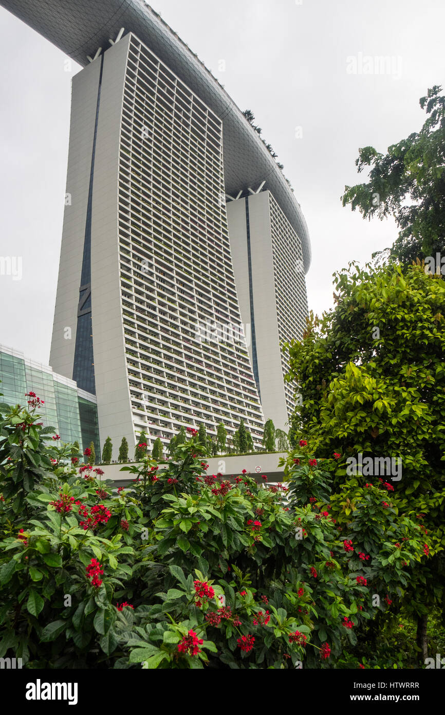 Marina Bay Sands Hotel-Komplex mit einem Infinity-Pool auf dem Dach ...