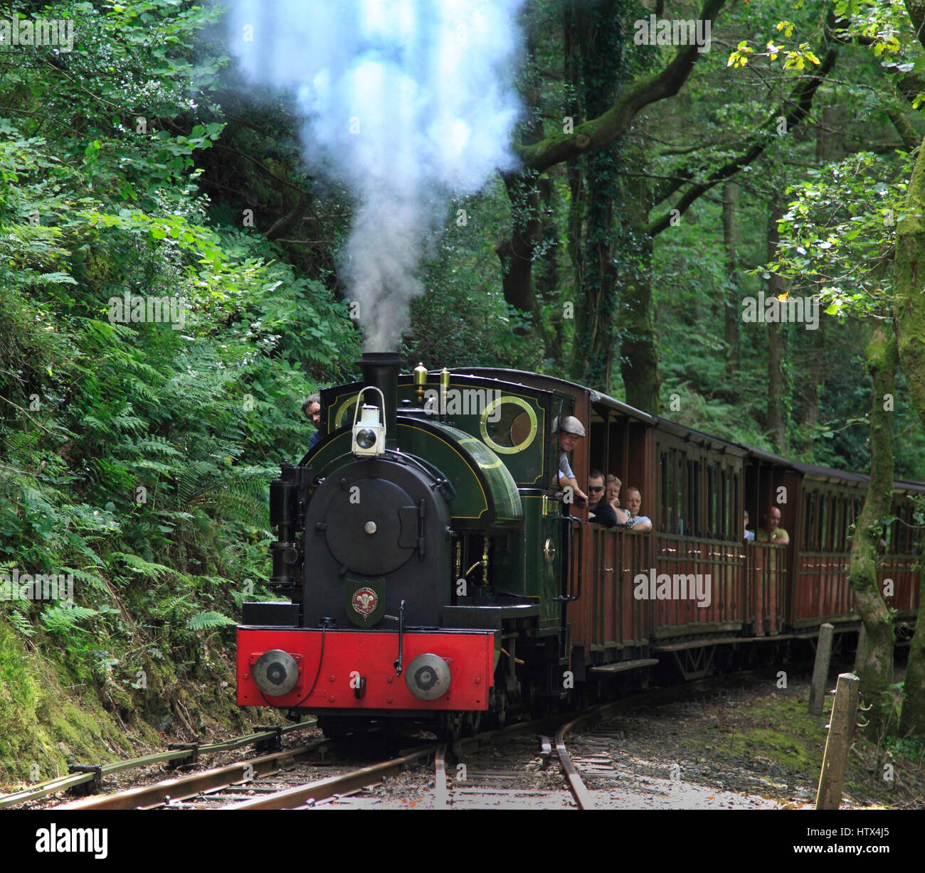 Nr. 4 "Edward Thomas" nähert sich die Station mit einem Zug voller ...