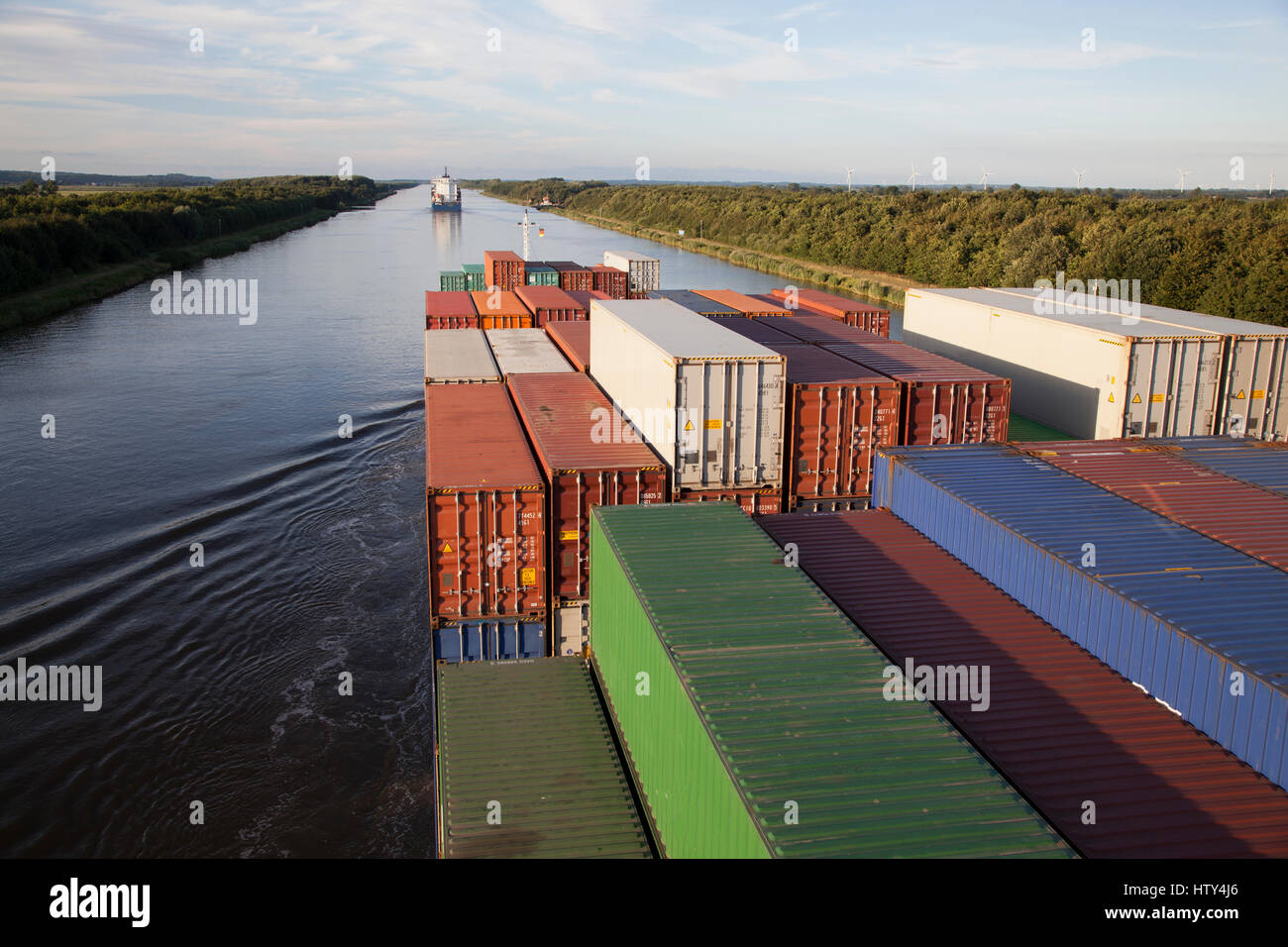 Containerschiff am Nord-Ostsee-Kanal, Deutschland Stockfotografie - Alamy