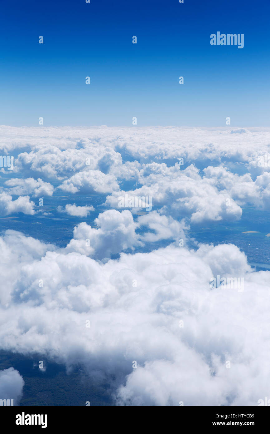 Wolken und endloser raum -Fotos und -Bildmaterial in hoher Auflösung ...