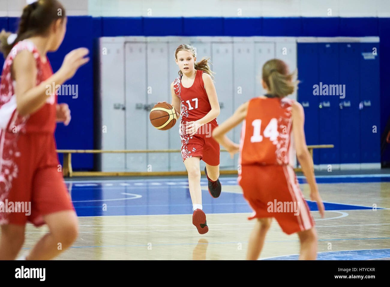 Kinder spielen basketball drinnen -Fotos und -Bildmaterial in hoher ...