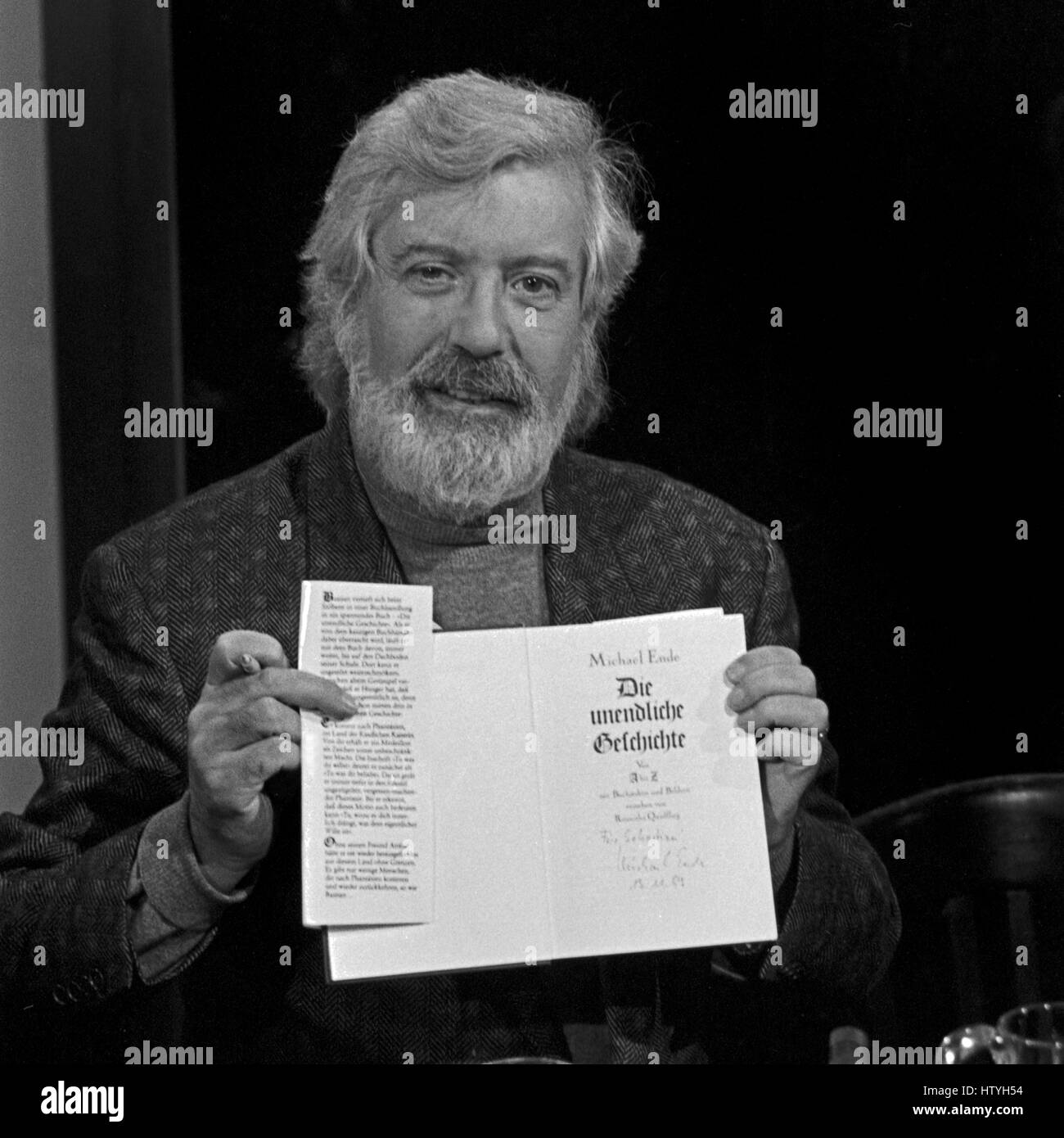 Deutscher Schriftsteller Michael Ende mit seinem Buch 'Die unendliche ...