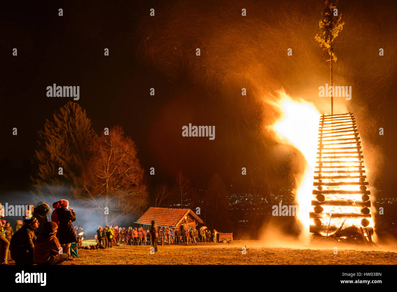 Hexe und feuer -Fotos und -Bildmaterial in hoher Auflösung – Alamy