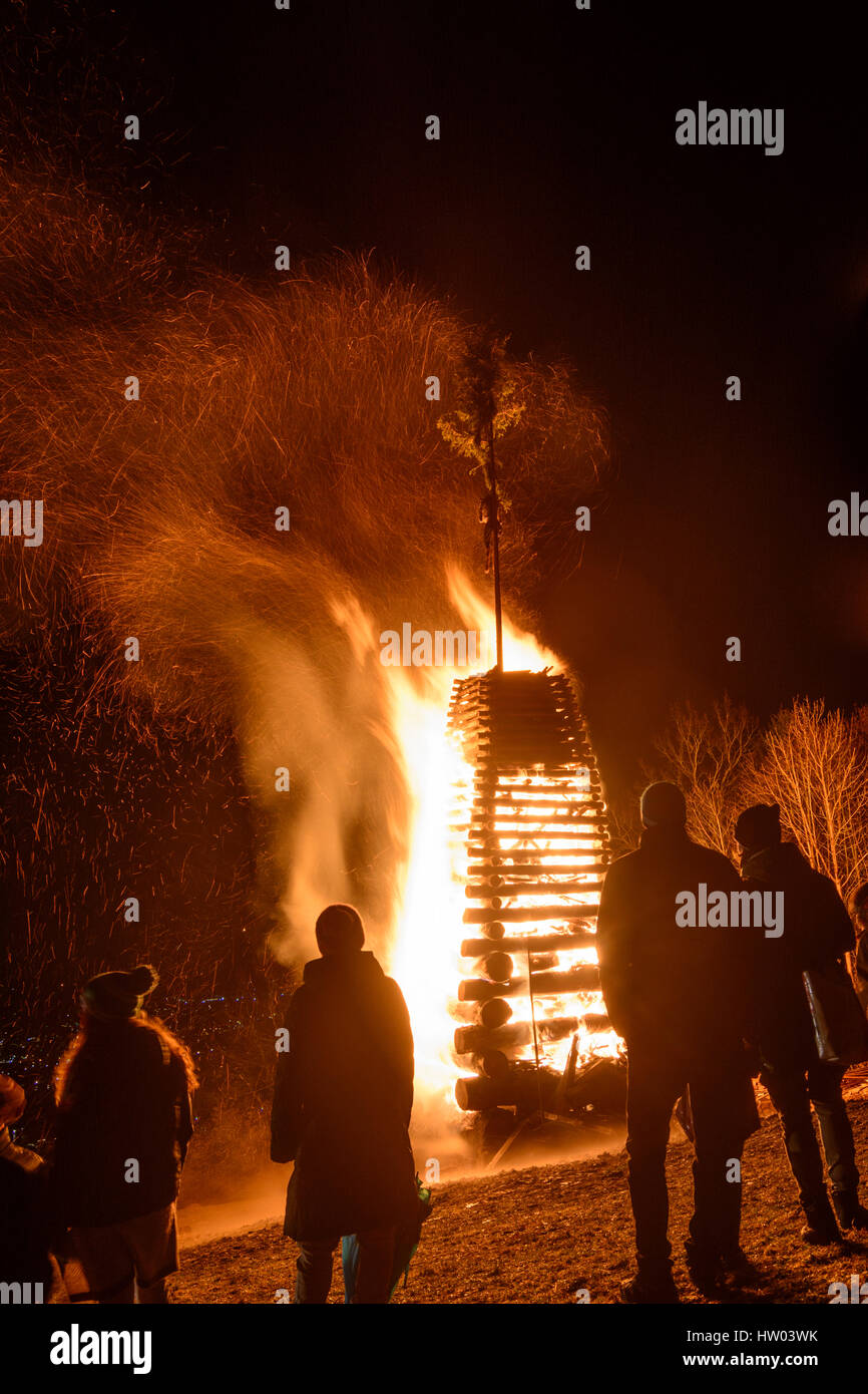 Sonthofen, Lagerfeuer (Funkenfeuer, Funken) im Dorf Hüttenberg, Blick ...