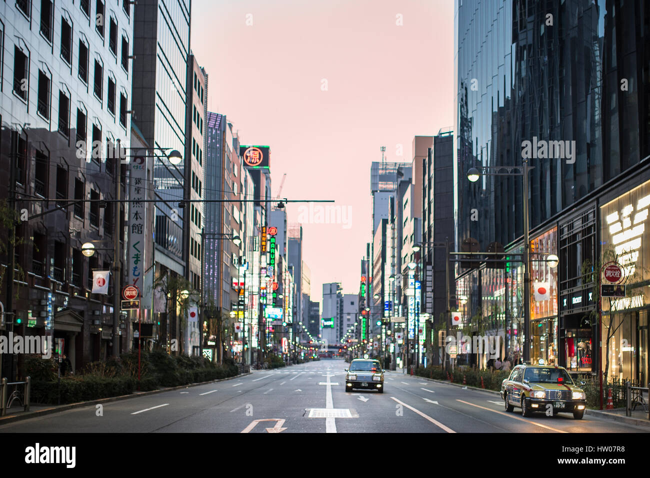 Tokio - 31. Dezember 2016: Ein Taxi im Ginza-Viertel 31. Dezember 2016 ...