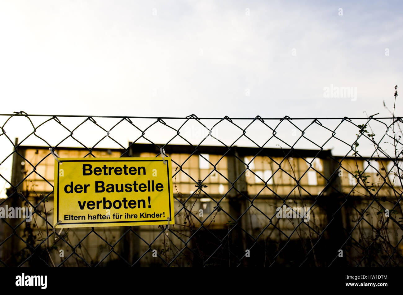 Eingang der baustelle verboten -Fotos und -Bildmaterial in hoher ...