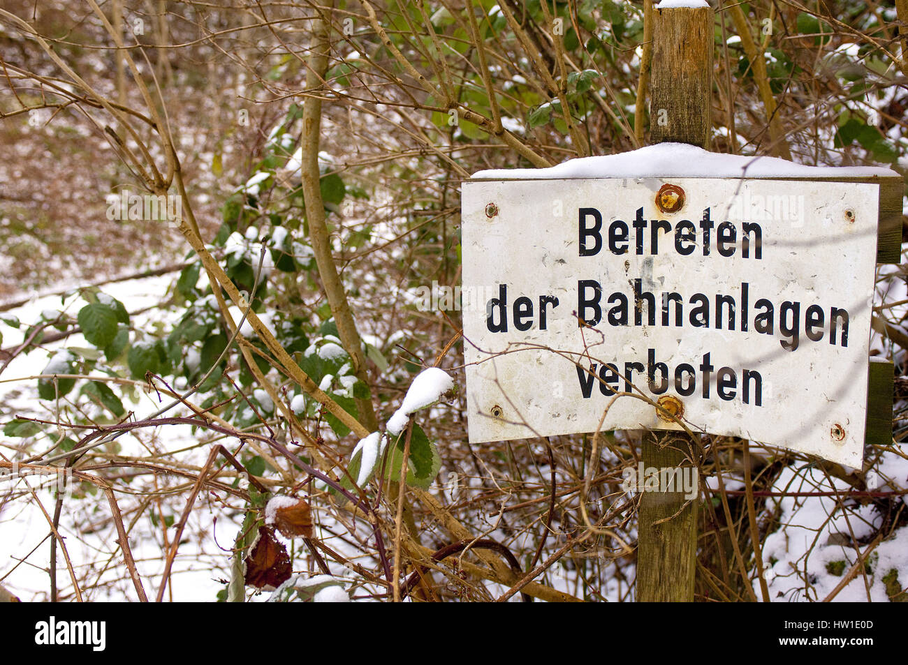 Zeichen - Eingang von der Bahnanlagen verboten, Schild - Betreten der ...