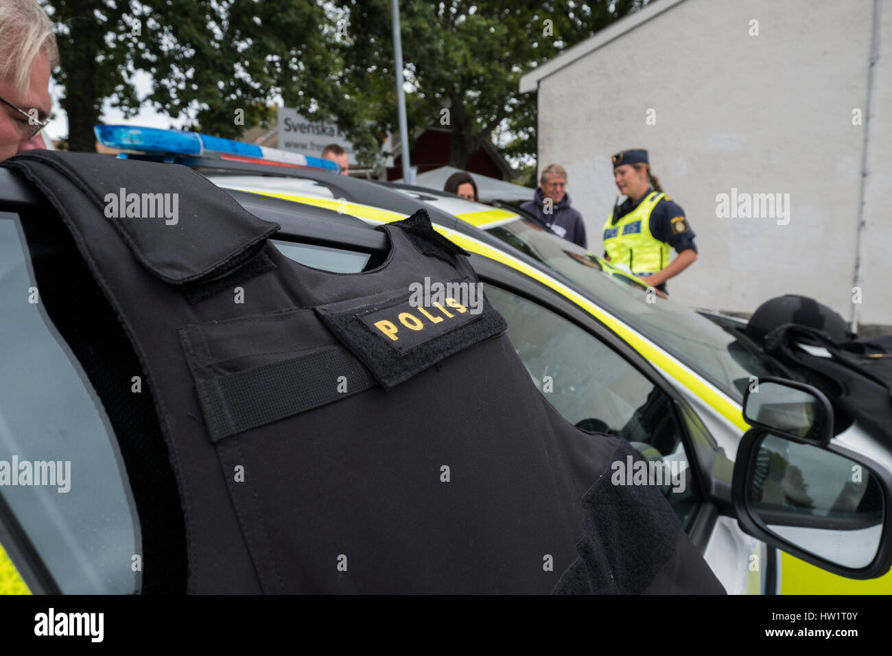 Bulletproof vest polizei -Fotos und -Bildmaterial in hoher Auflösung ...