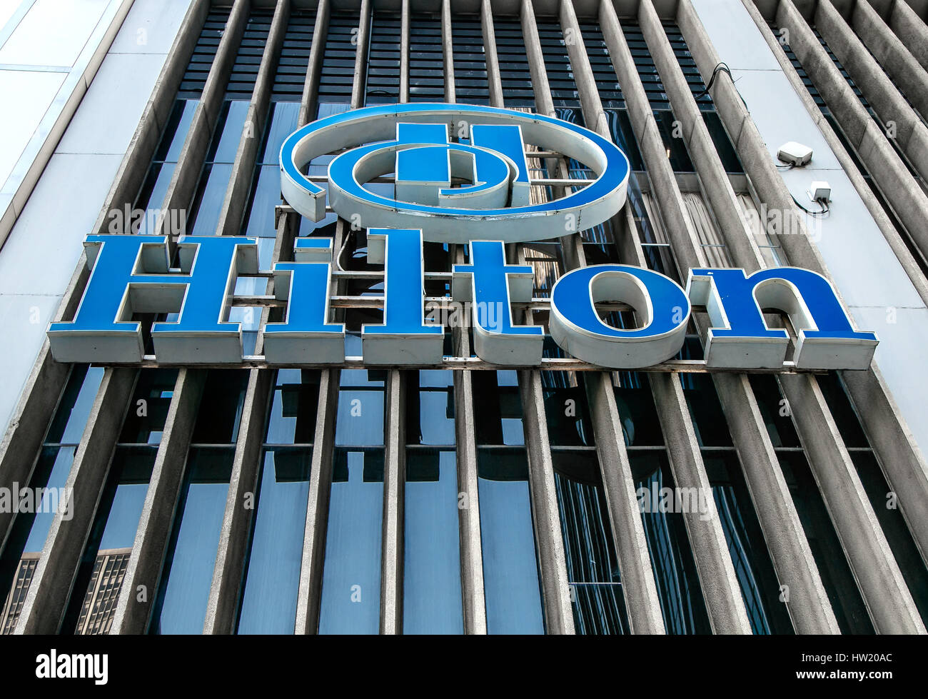 Hilton hotel logo sign -Fotos und -Bildmaterial in hoher Auflösung – Alamy