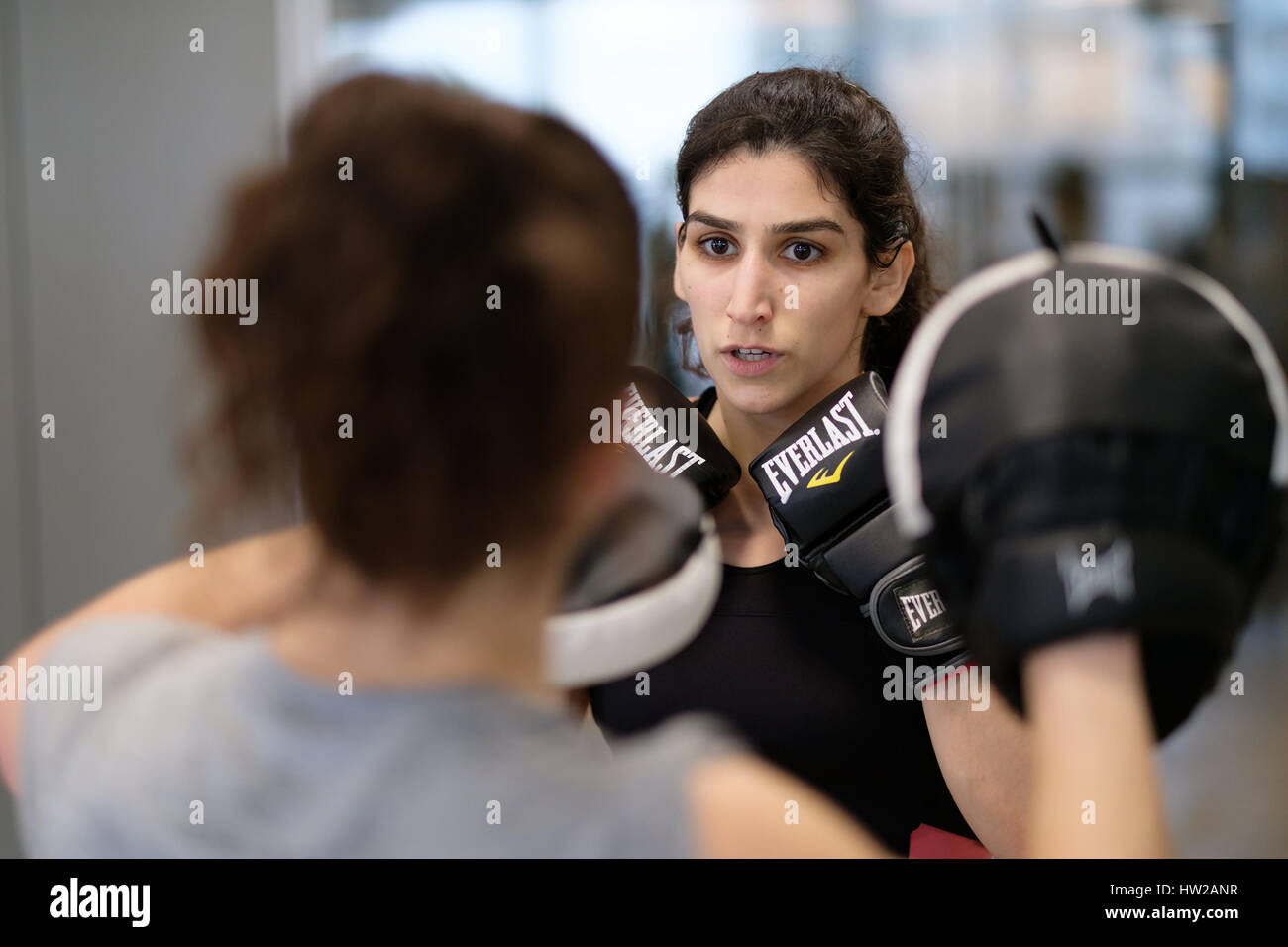 Young women practice boxing -Fotos und -Bildmaterial in hoher Auflösung ...