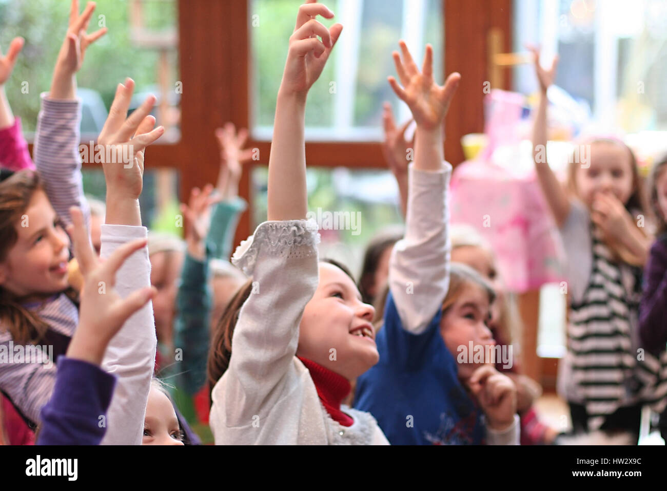 Aufgeregte Kinder Hände party Zauberer Kinder Geburtstag, happy Kids ...