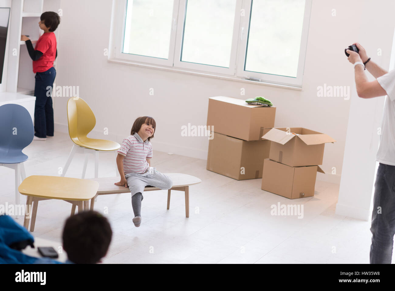 Fotoshooting mit Kinder-Models im Studio als neues modernes Haus ...