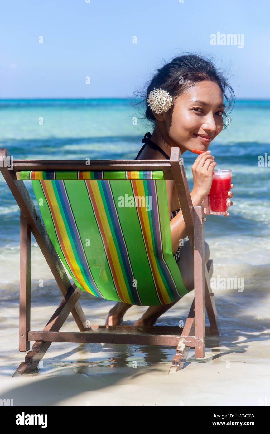 Entspannt im meer sitzen -Fotos und -Bildmaterial in hoher Auflösung ...