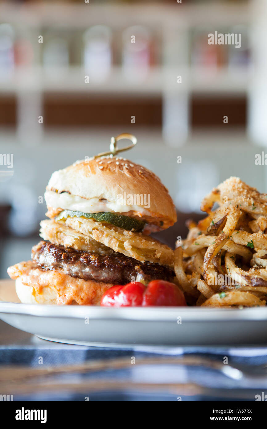 Klassischer burger und pommes -Fotos und -Bildmaterial in hoher Auflösung – Alamy