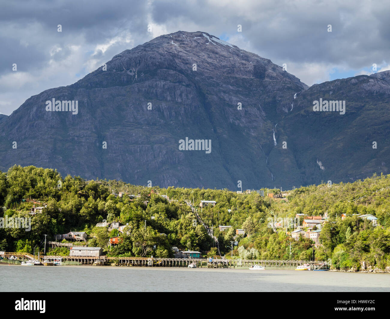 Blick über Bucht von Caleta Tortel gegen Gebirge, Häuser und Holzsteg ...