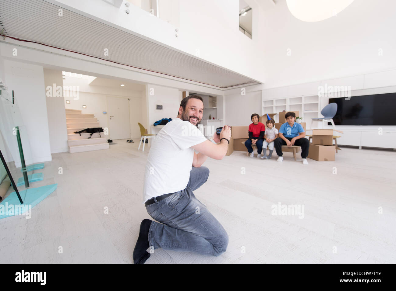 Fotoshooting mit Kinder-Models im Studio als neues modernes Haus ...