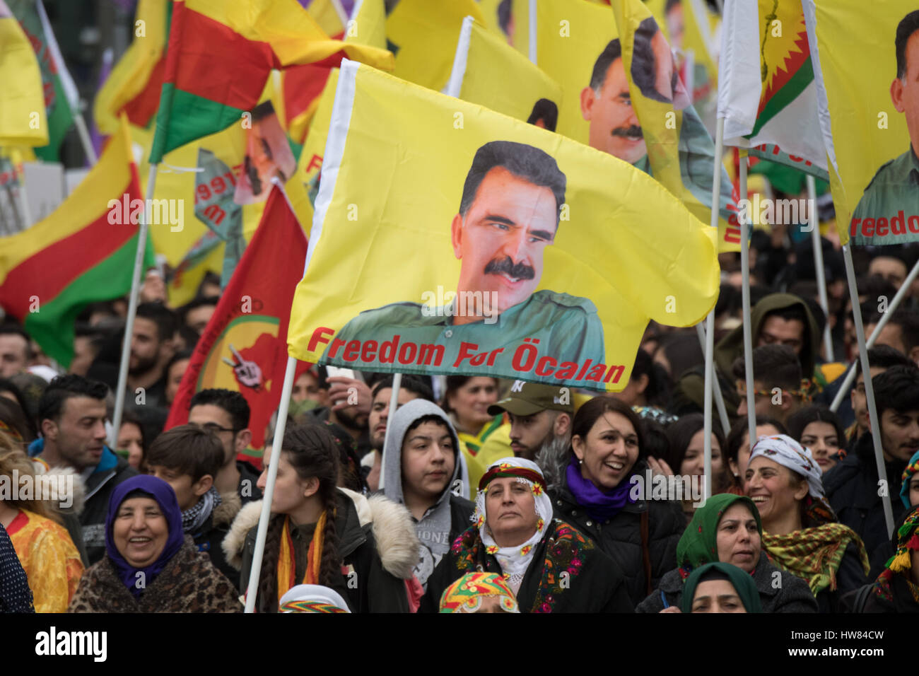 Frankfurt am Main, Deutschland. 18. März 2017. Kurdische Demonstranten ...
