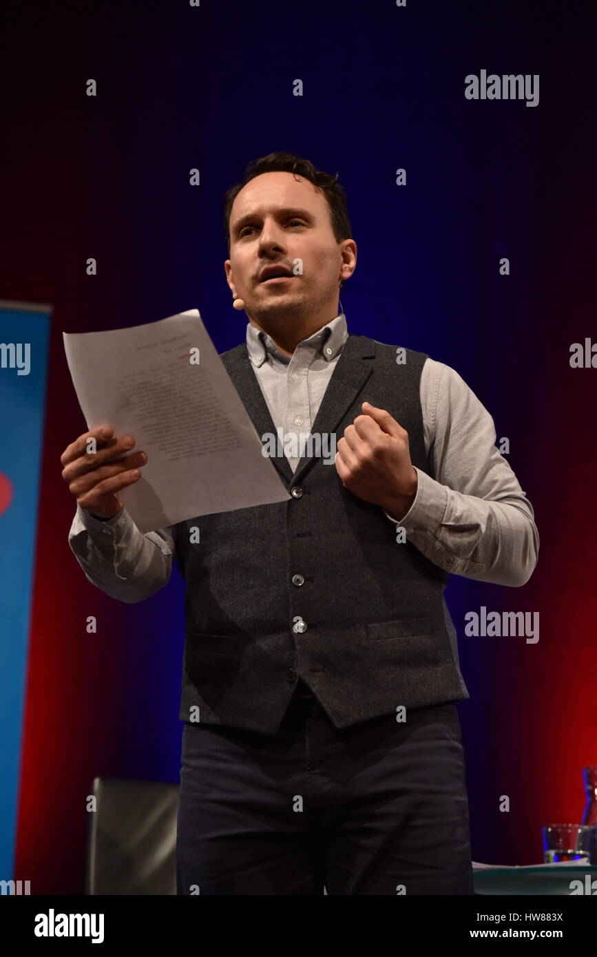 Kein schauspieler liest -Fotos und -Bildmaterial in hoher Auflösung – Alamy