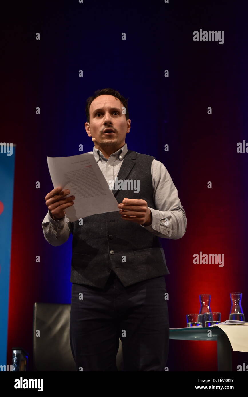 Kein schauspieler liest -Fotos und -Bildmaterial in hoher Auflösung – Alamy