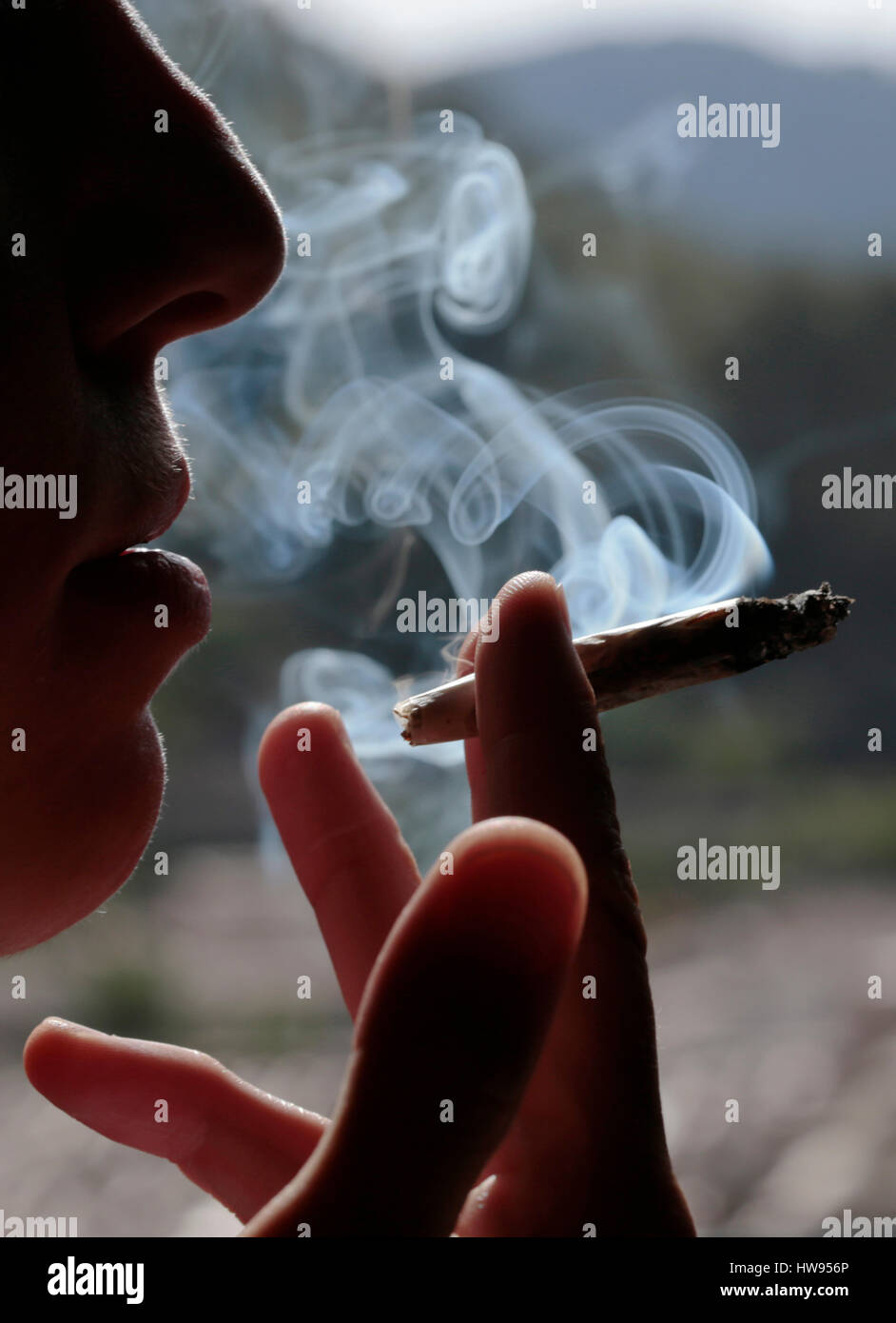 Hasch raucher -Fotos und -Bildmaterial in hoher Auflösung – Alamy