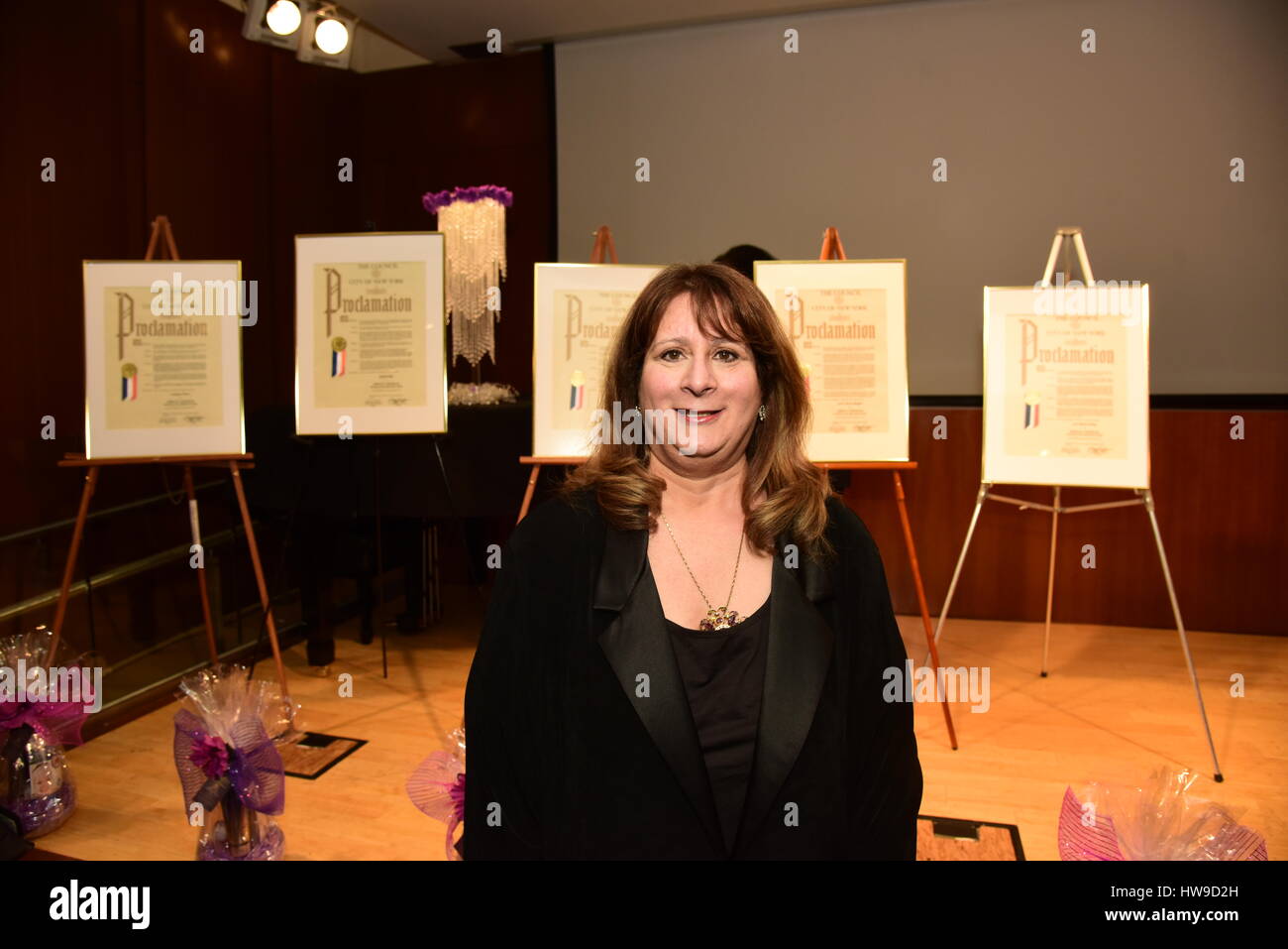 New York City, USA. 17. März 2017. Honoree Lori Knipel posiert vor ...