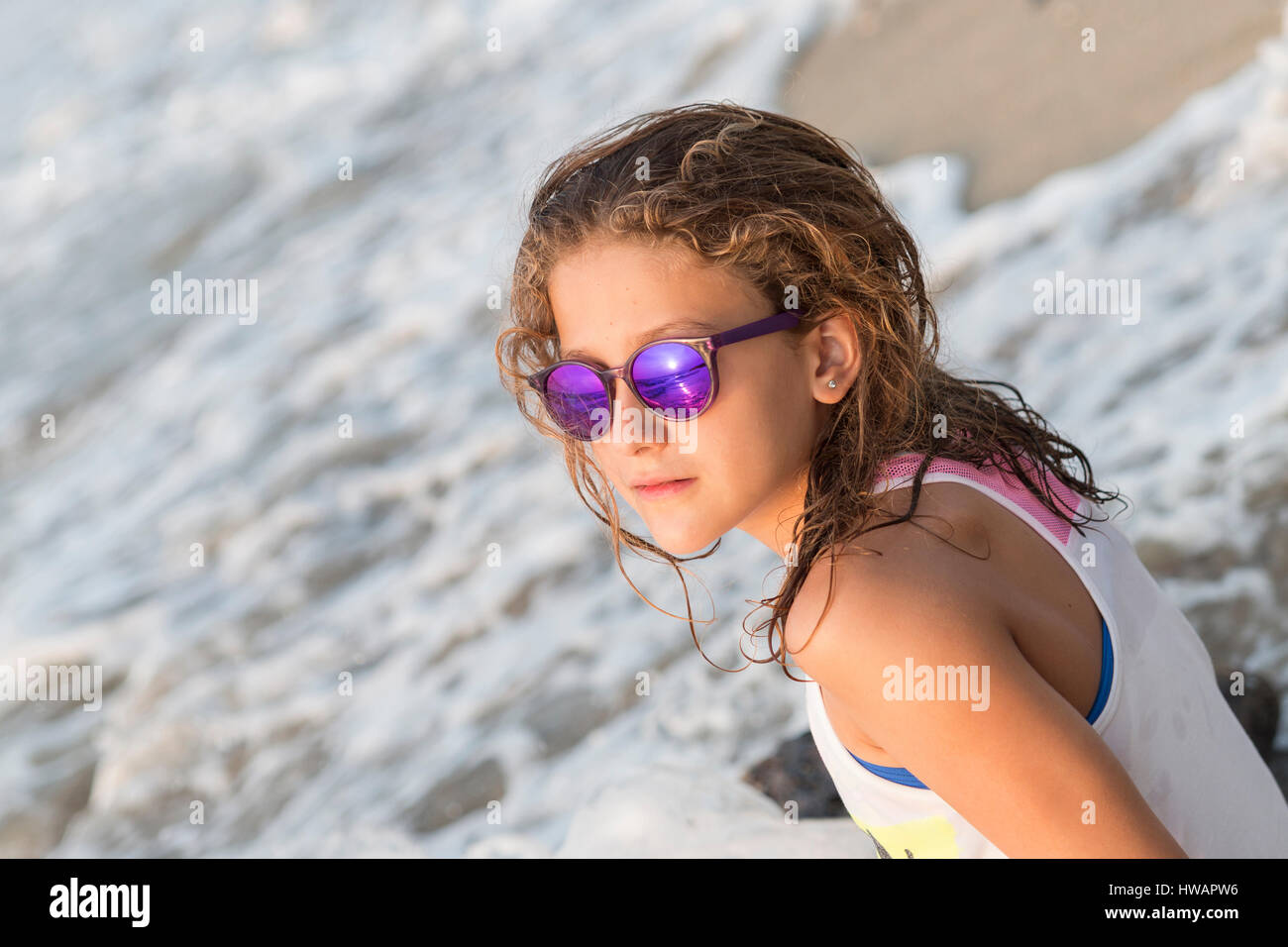 Kleines mädchen am baden strand -Fotos und -Bildmaterial in hoher ...