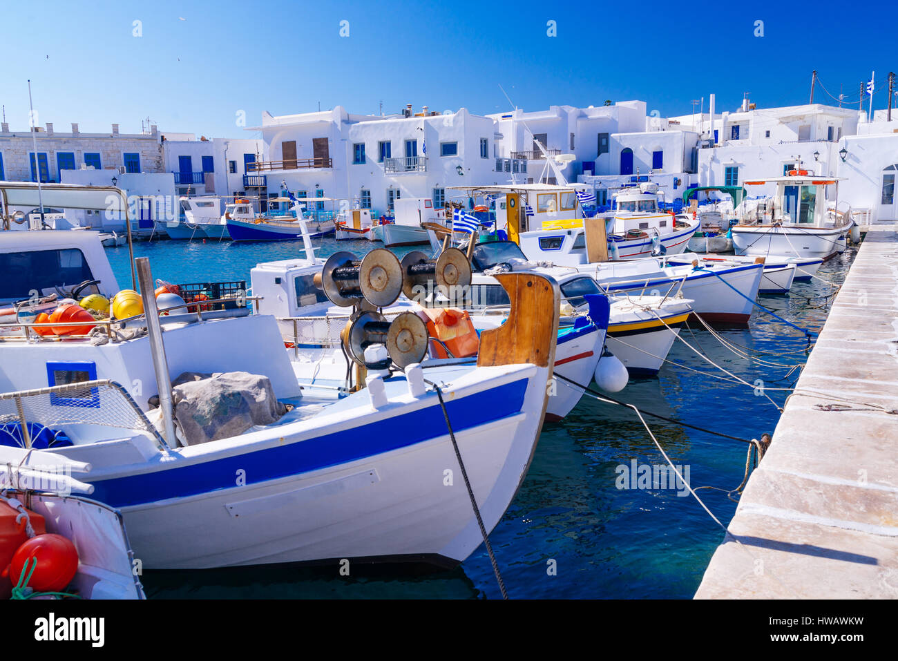 Schöne berühmten traditionellen malerischen Fischerdorf Dorf Naoussa ...