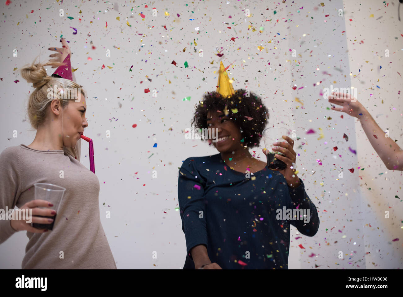 Konfetti Party Multiethnics glückliche junge Menschen Gruppe feiern ...