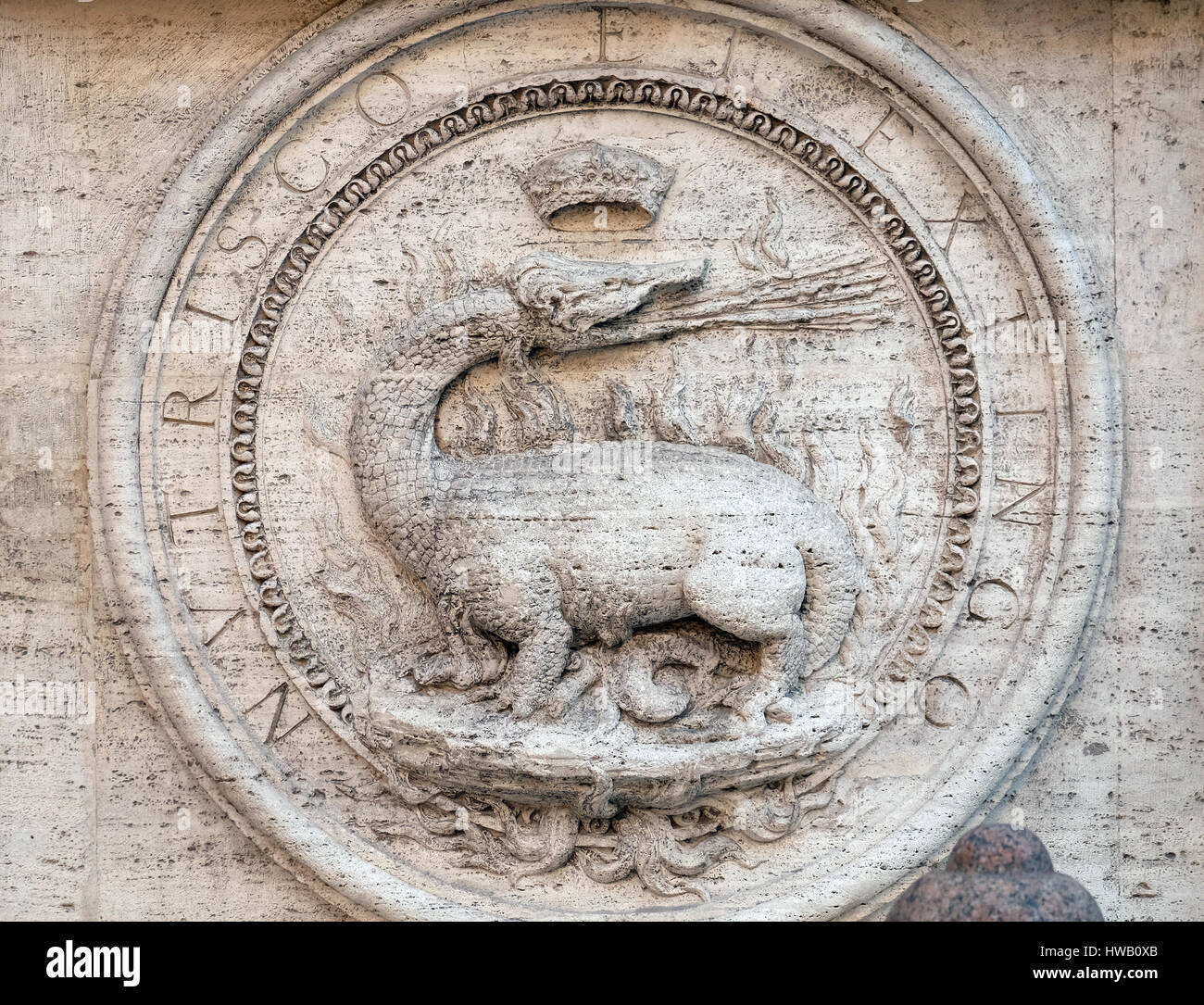 Heraldische Salamander an der Fassade der Chiesa di San Luigi dei ...