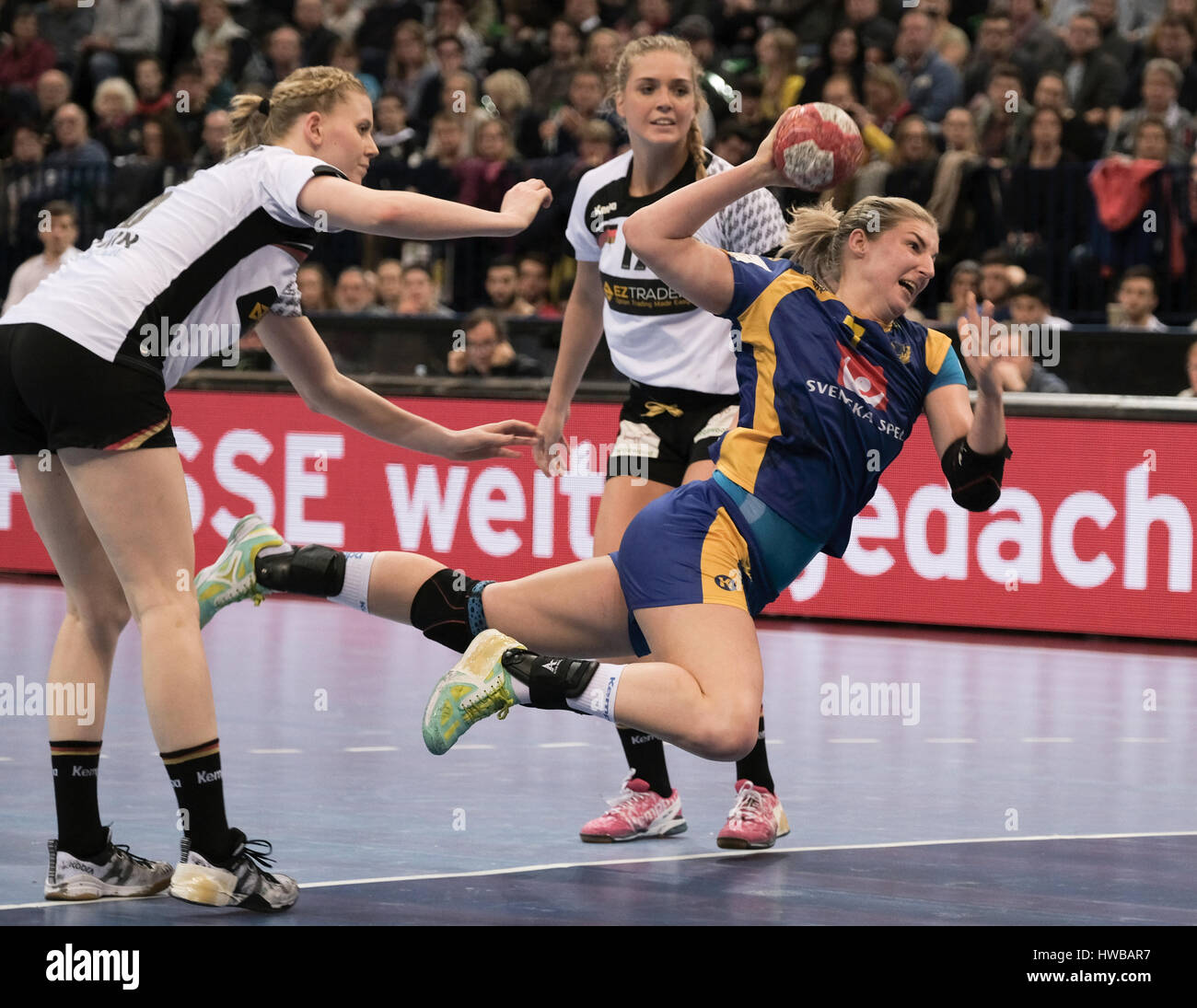 Schwedens Olivia Mellegard (r) im Kampf gegen Deutschlands Kim ...