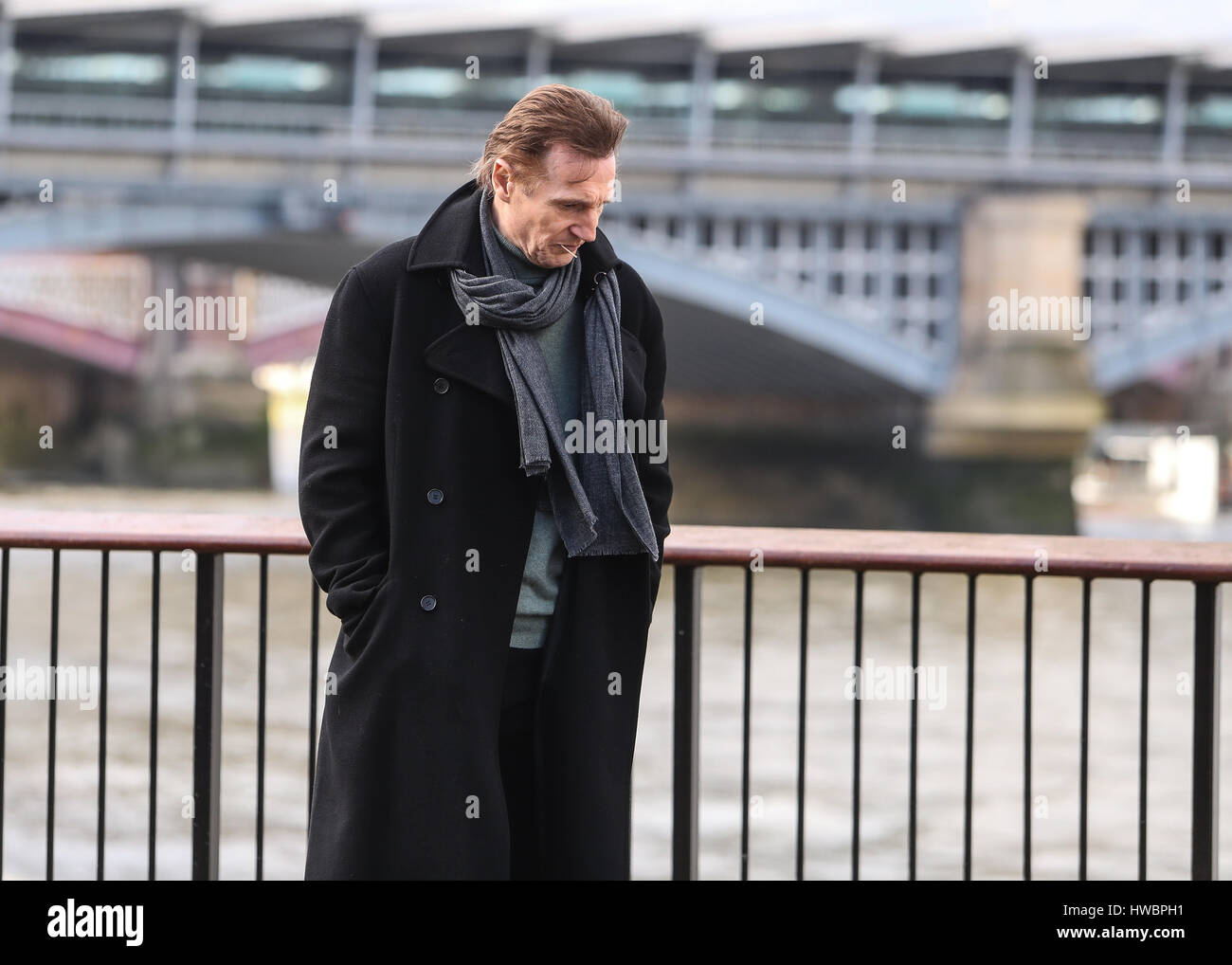 Liam Neeson, Olivia Olsen und Thomas Brodie-Sangster film eine Szene ...