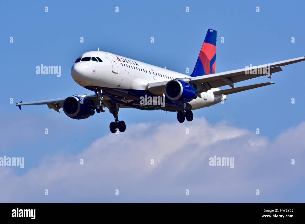 Delta air lines jet landung -Fotos und -Bildmaterial in hoher Auflösung ...