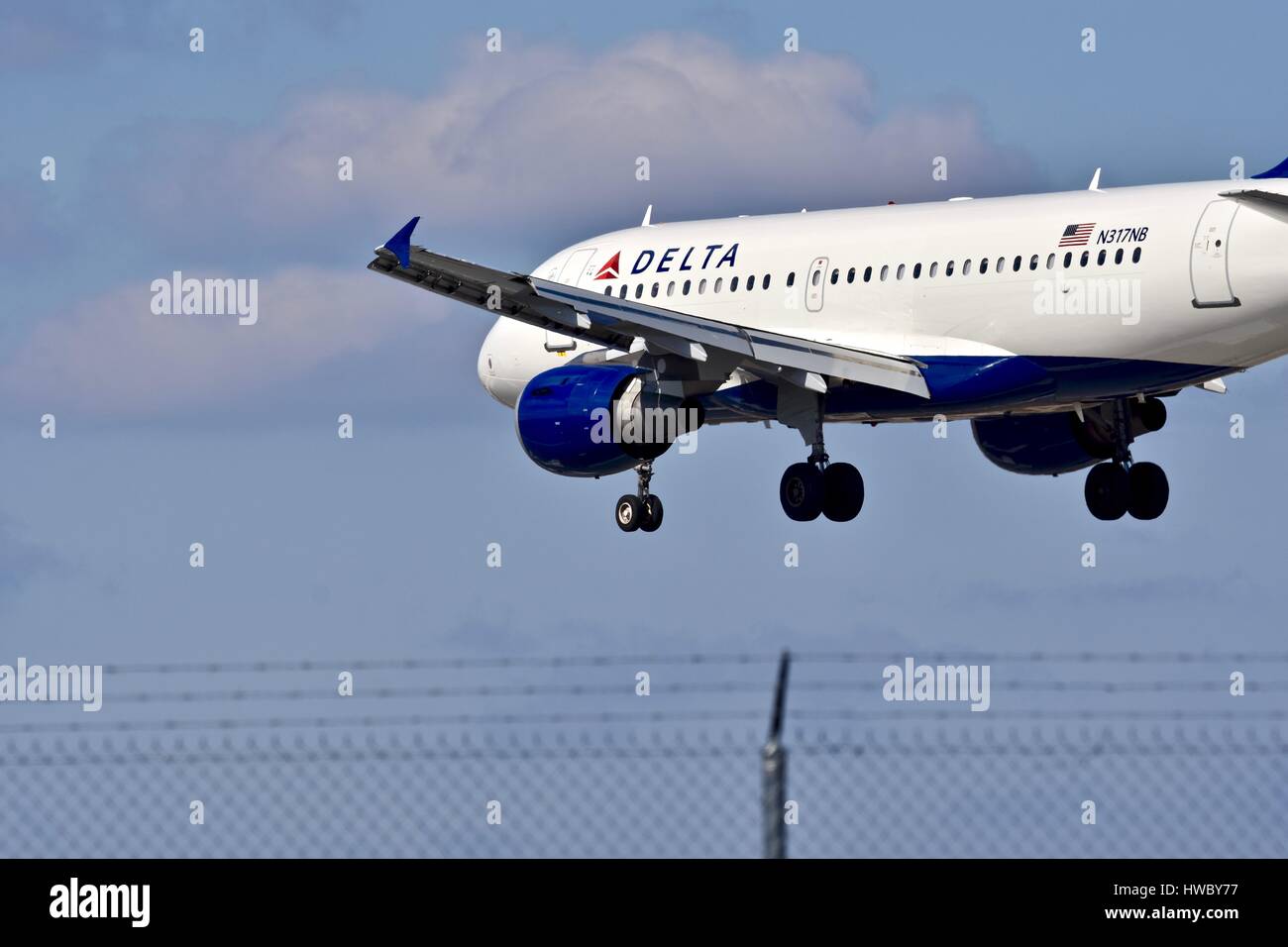 Delta air lines jet landung -Fotos und -Bildmaterial in hoher Auflösung ...