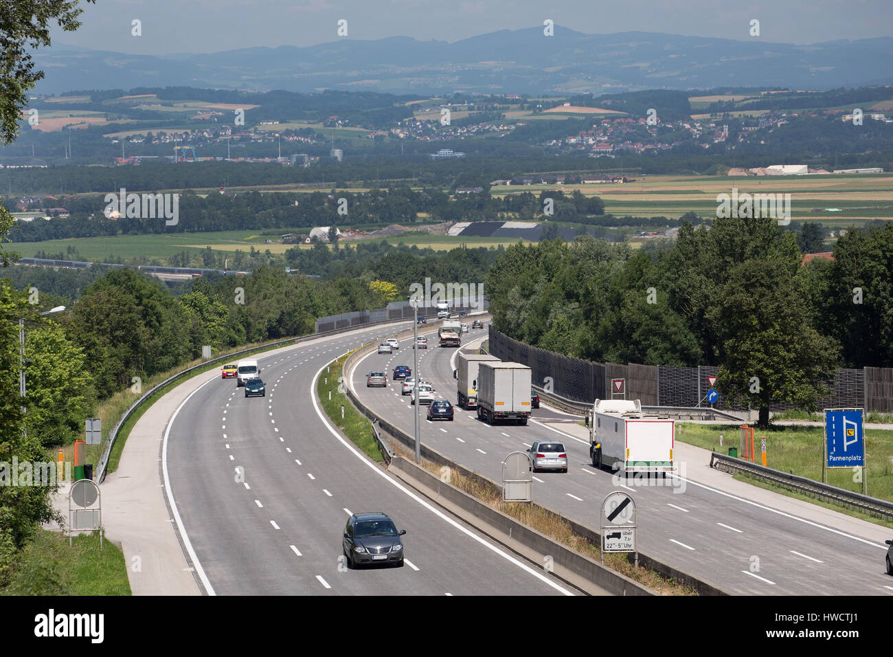 Viele Autos auf der dreispurigen Autobahn. Symbolische Foto für Verkehr ...