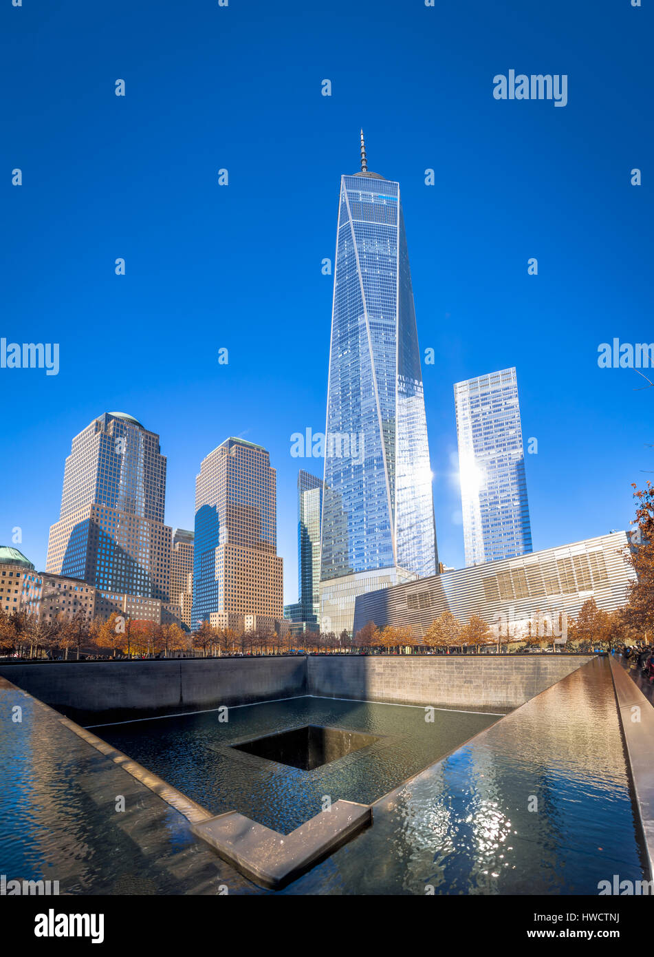 9/11 Memorial am World Trade Center Ground Zero mit One World Trade Center Tower im Hintergrund ...